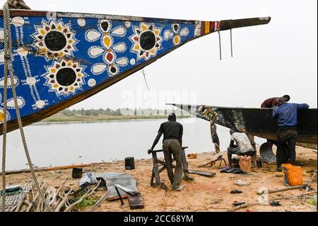 MALI, Kayes, Sengegal river, boat building of wooden Pinasse boats at ...