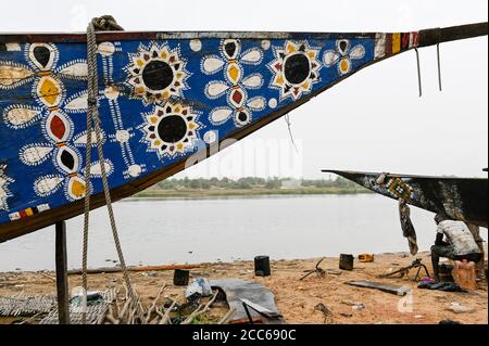 MALI, Kayes, Sengegal river, boat building of wooden Pinasse boats at ...