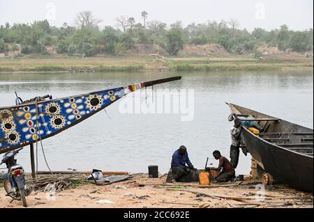 MALI, Kayes, Sengegal river, boat building of wooden Pinasse boats at ...
