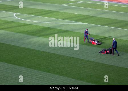 Groundmen working on pitch at Emirates Stadium Stock Photo - Alamy