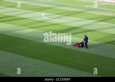 Groundmen working on pitch at Emirates Stadium Stock Photo - Alamy