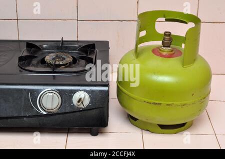 Indoenesia 3 kg gas cylinder and gas stove Stock Photo - Alamy