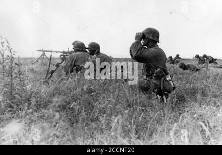 Waffen-SS at the machine gun, 1941 Stock Photo - Alamy