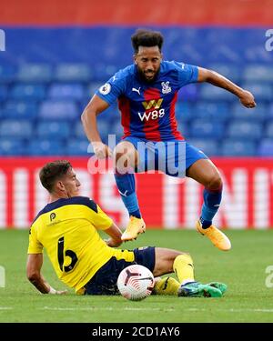 Oxford United's Alejandro Rodriguez Gorrin (left) and Doncaster Rovers ...