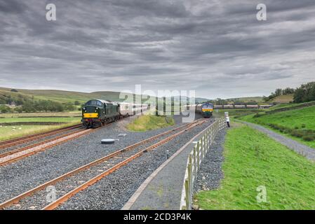 Class 37 locomotive 37521 passing GB Railfreight class 66 66711 in the ...
