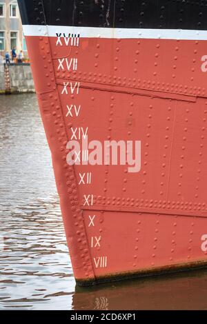 Water level mark on the hull of a ship Stock Photo - Alamy