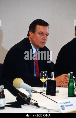 Bundesverteidigungsminister Volker Rühe bei der Tagung der Kommandeure ...