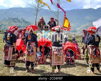 Traditional folk dance of Dao ethnic group, high mountains in Sa Pa ...