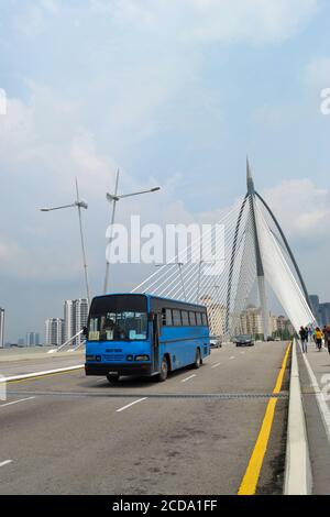 Putra Bridge is the main bridge in Putrajaya, Malaysia Stock Photo - Alamy