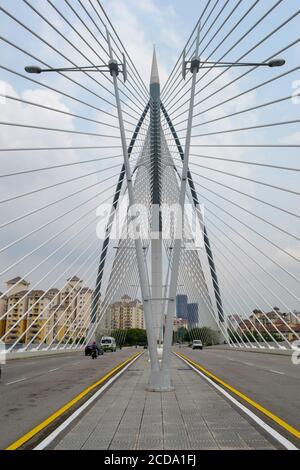 PUTRA BRIDGE IN PUTRAJAYA MALAYSIA Stock Photo - Alamy