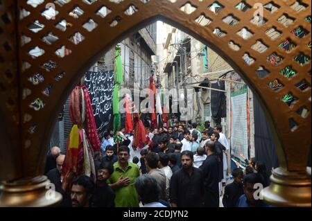 Peshawar, Pakistan. 28th Aug, 2020. 8th Muharram procession passing ...