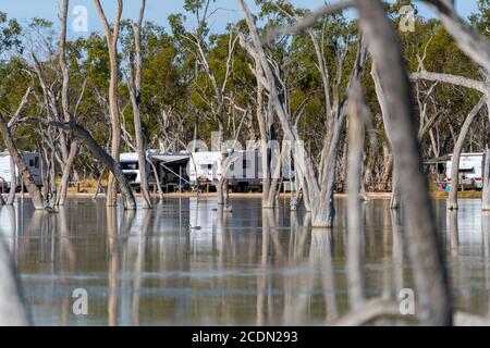 Campers and Caravanners camping on shores of Lara Wetlands, Barcaldine ...