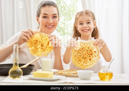 mother and daughter prepare pancakes Stock Photo - Alamy