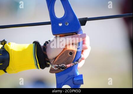 An archer hand pulling the string back of a bow Stock Photo - Alamy