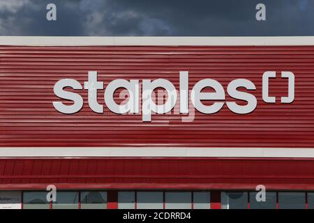 A logo sign outside of a Staples office supply retail store in Franklin ...