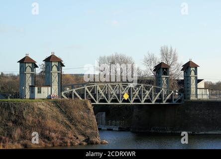 A historic lift bridge in the commercial harbour of Magdeburg Stock ...