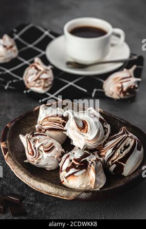 Appetizing wedding cake in rustic style Stock Photo - Alamy