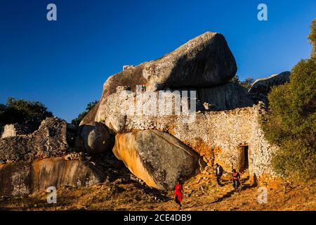 Great Zimbabwe ruins, courtyard of "the Hill Complex", acropolis ...