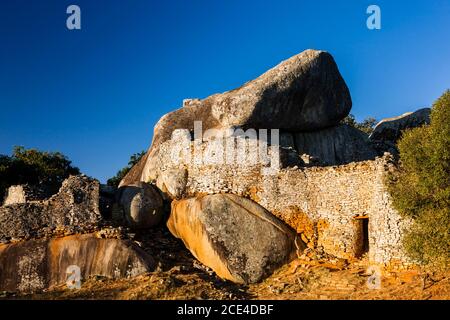 Great Zimbabwe ruins, courtyard of "the Hill Complex", acropolis ...