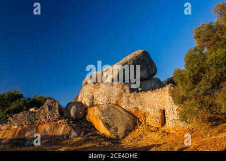 Great Zimbabwe ruins, courtyard of "the Hill Complex", acropolis ...