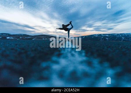 Middle woman standing pose Stock Photo - Alamy