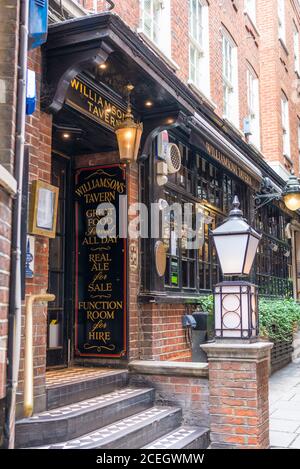 The Williamsons Tavern, 1 Groveland Court, London Stock Photo - Alamy