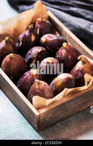 Fresh figs in a wooden box Stock Photo - Alamy