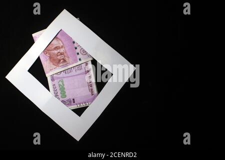 New Indian currency of 2000 rupee note Stock Photo - Alamy