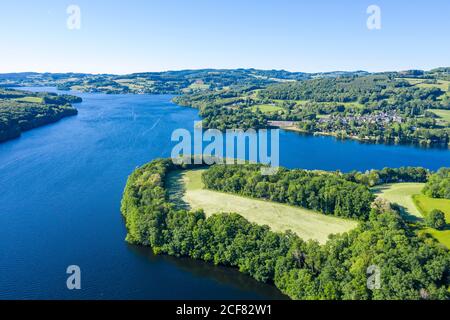 View of Lac (lake) de Panneciere in the Morvan Mountains, in Burgundy ...