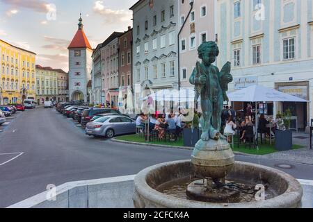 Wels: main square Stadtplatz, city gate Ledererturm, restaurant ...