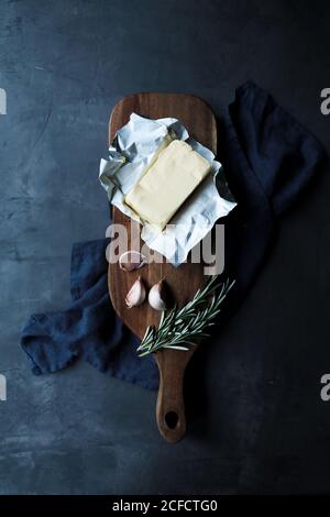 cloves of garlic placed on a wooden texture Stock Photo - Alamy