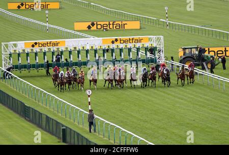 Runners and riders in the Betfair Exchange Handicap Chase during ...