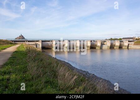 Dam on Couesnon river near the Mont Saint-Michel Stock Photo - Alamy
