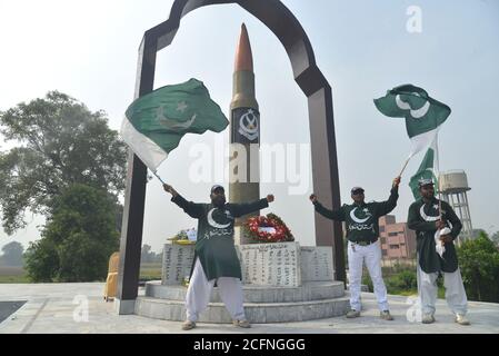 Pakistani veterans of 1965 war and civilian arrive to lay wreath on a ...