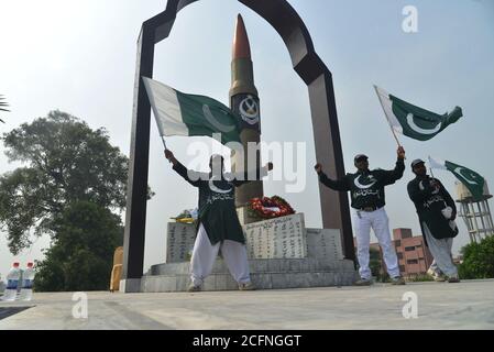 Pakistani veterans of 1965 war and civilian arrive to lay wreath on a ...