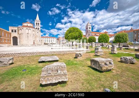 Zadar historic church and roman artifacts on old square, Dalmatia ...