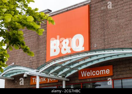 B and Q sign, Friern Bridge Retail Park, London, UK Stock Photo - Alamy