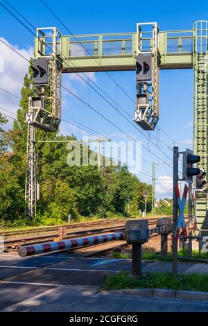 Railroad crossing traffic signals Stock Photo - Alamy