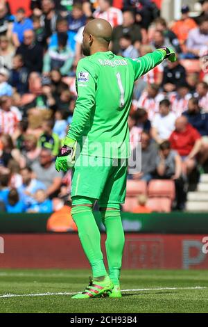 West Ham United goalkeeper Darren Randolphduring the Barclays Premier ...