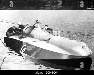 World's Water Speed Record Attempt - Mr. and Mrs. F.E. Hanning-Lee in ...