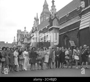 HERBERT BUTCHER WITH MISS WORLD CONTESTANTS AT HOUSES OF PARLIAMENT IN ...