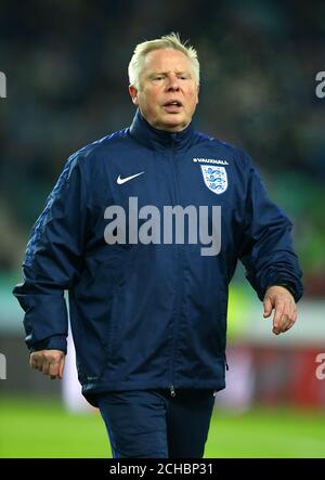 England assistant manager Sammy Lee (right) with Nathan Redmond (left ...