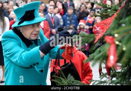 Queen Elizabeth II WITH Shylah Gordon, aged 8, and Coram CEO Carol ...