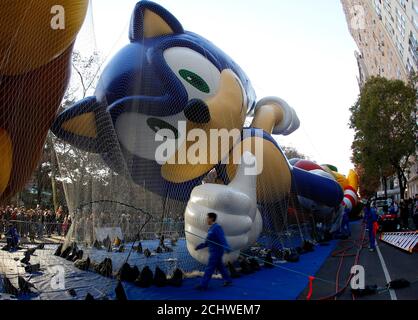 Sonic the Hedgehog Giant balloon in the Macy's 2011 Thanksgiving Day ...