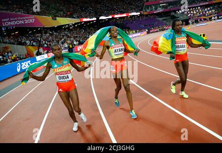 Dera DIDA (Ethiopia), Almaz AYANA (Ethiopia) draped in the Ethiopian ...