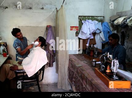 Barber in Islamabad, Pakistan Stock Photo - Alamy
