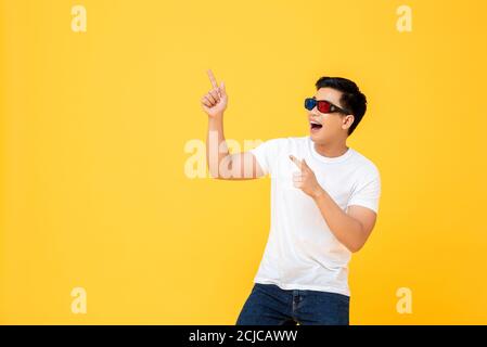 Asian young surprised man pointing his fingers upward isolated over ...