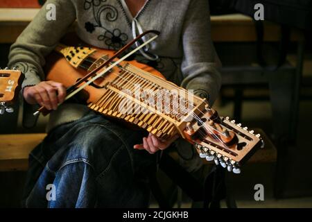 KEYED FIDDLE indoor playing Keyed fiddle Stock Photo - Alamy