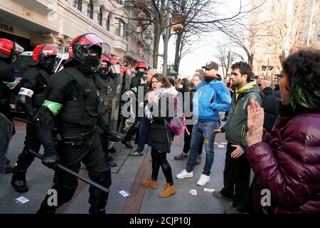 Police push back pickets during mass picket at Wapping, News ...