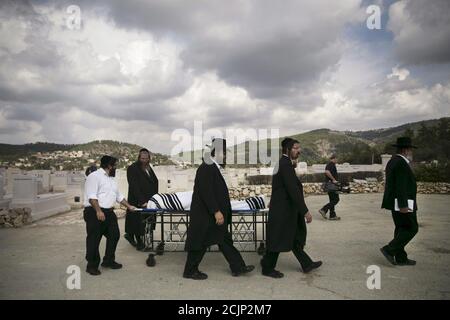 A 28 year-old Orthodox Jewish mother shows off her 3 day-old baby ...